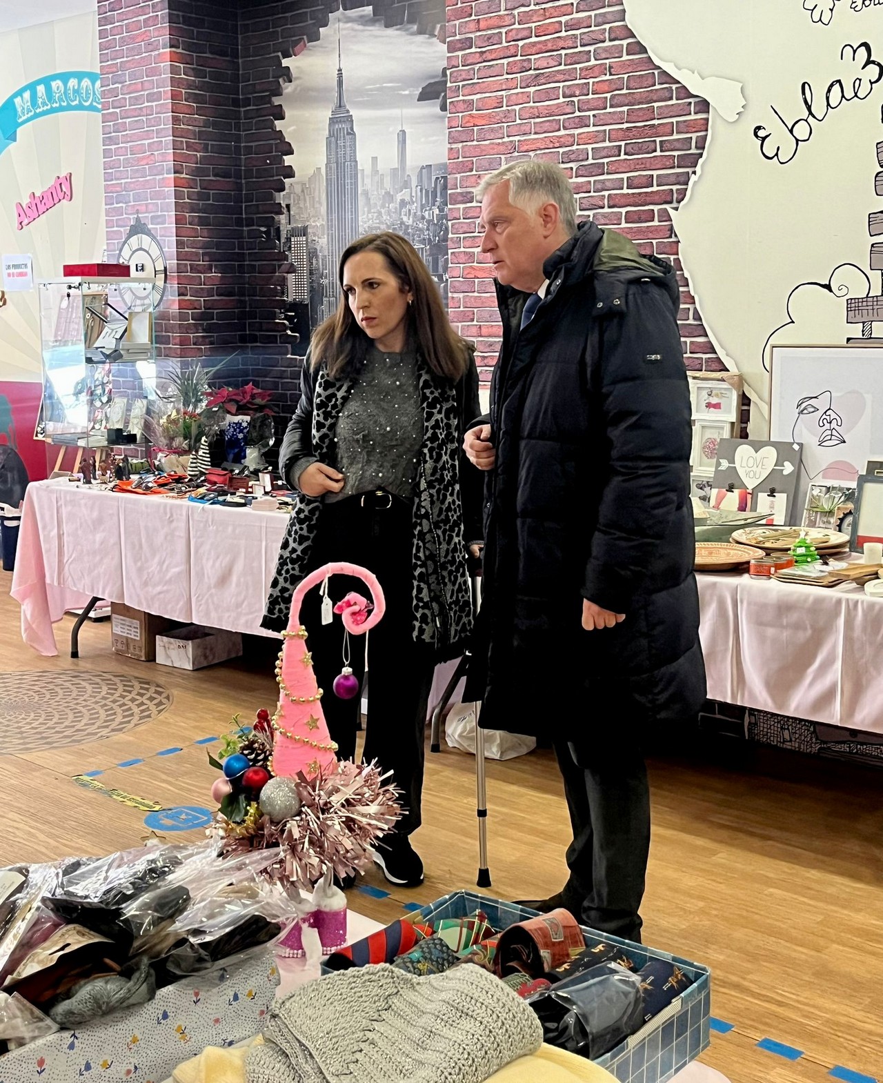 Cañizares visita el mercadillo solidario de AMUMA